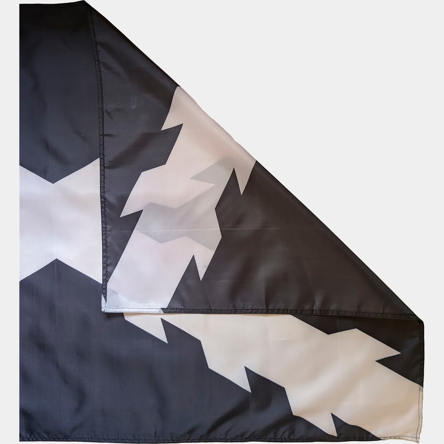 Burgundy cross flag in black — SERMILITAR